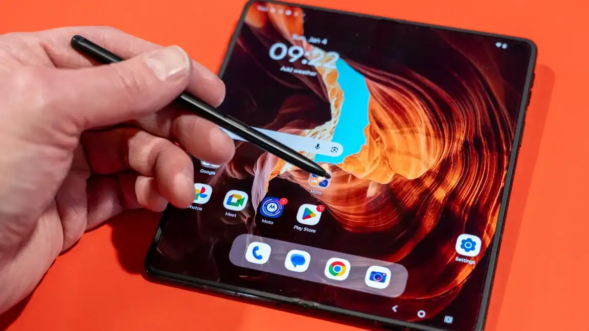 Motorola Razr Fold: Prvi book-style foldable telefon brenda stiže ovog leta